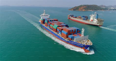 항공 보기 컨테이너선은 물류 수입 수출 운송 또는 운송을 위해 반대 방향으로 가고 있습니다 사진 Unsplash의 유조선 이미지