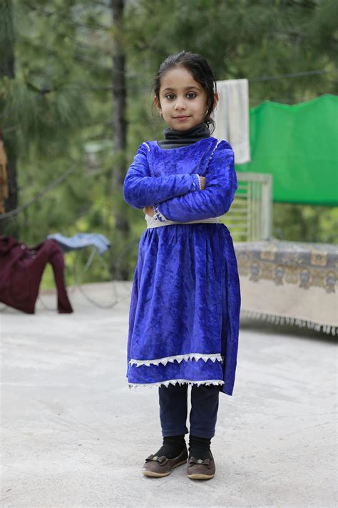 분홍색 배경에 껌 거품을 불고 십 대 여성 · 무료 스톡 사진