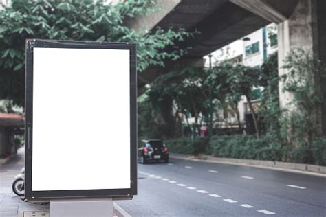 큰 빈 빌보드 흰색 Led 화면 수직 도시 측에서 뛰어난 녹색 나무 빈티지 컬러 톤으로 야외에서 디스플레이 광고 텍스트 템플릿 프로모션 새로운 브랜드에 대한 도로 트래픽 0