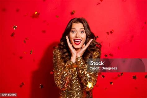 휴식 휴식 개념 아름 다운 사랑 스러운 현대 곱슬 파도 머리 잡고 손바닥 얼굴 근처 잘생긴 여자 입을 열고 큰 눈 밝은 빨간색 배경에 고립 여자에 대한 스톡 사진 및 기타