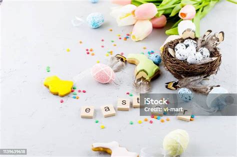 부활절 다채로운 진저 쿠키 둥지에 작은 장식 계란과 밝은 회색 콘크리트 배경 평면도 복사 공간 부활절 인사말 카드에 튤립 공휴일에 대한 스톡 사진 및 기타 이미지 Istock