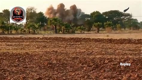 မြင်းခြံတွင် အိမ်စီးကားတစ်စီးဖြင့် ထွက်ခွာလာသော အကြမ်းဖက်စစ်သားများ