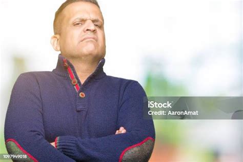 격리 된 배경 회의론 및 교차 팔과 얼굴에 긴장 Disapproving 식 중세 아랍 남자 부정적인 사람입니다 감정에 대한 스톡 사진 및 기타 이미지 Istock