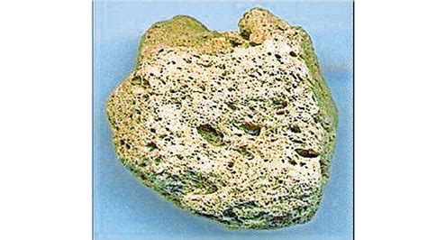 Stone Floating On Water Magma Natural Glass Loksatta Article कुतूहल पाण्यावर तरंगणारा पाषाण