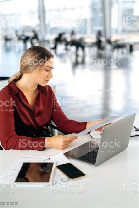 피곤하고 지친 백인 사업가의 세로 사진 사무실 책상에 앉아 서류 작업 재무 문서 분석 과로 스트레스 휴식이 필요합니다 30 34