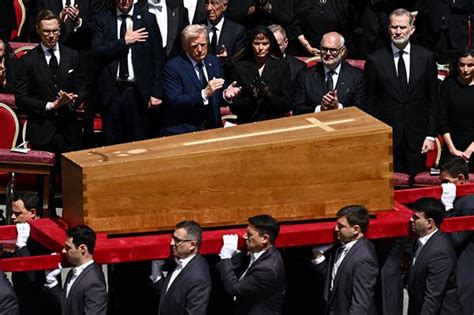 Как Тръмп все пак се качи на първия ред на поклонението на папата