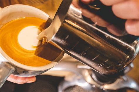 빈티지 스타일의 복고풍 커피 메이커 도구 바리스타 커피 또는 차와 함께 뜨거운 음료 한 잔을 만들기위한 오래된 빈티지 기계와 집에서 만든 카페 배경 갈색에 대한 스톡 사진