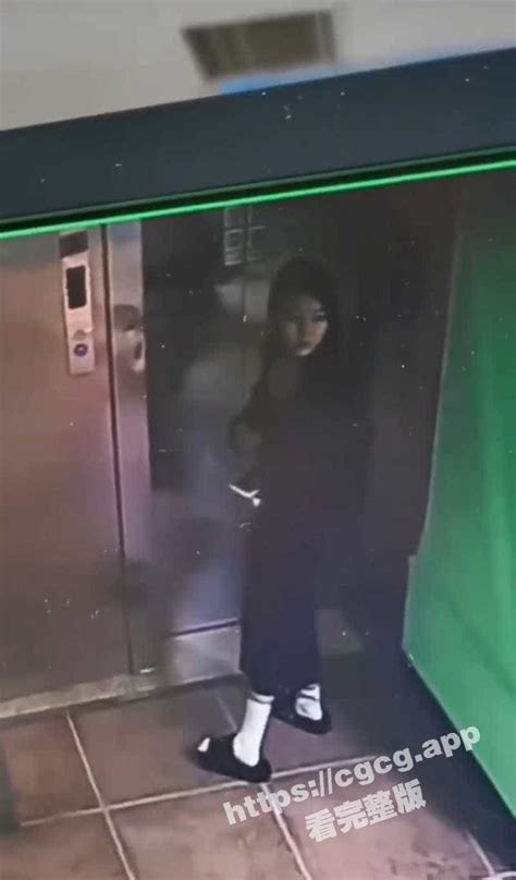 【閲覧注意】エレベーター内でウンコした美女、無修正で晒され、snsまで特定され人生終了（画像あり） ポッカキットポッカキット