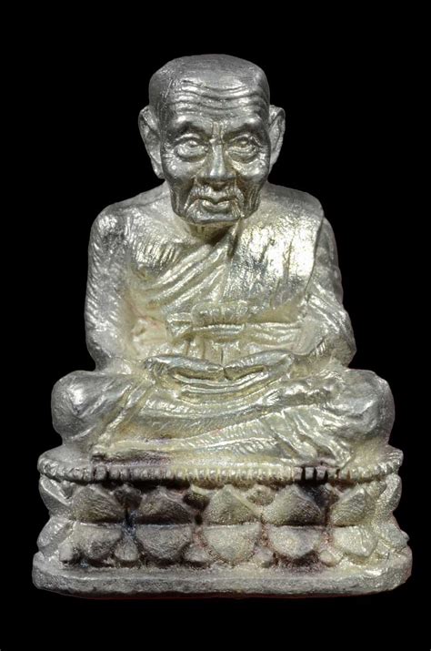 หลวงปู่ทวด เนื้อเงิน พิมพ์เล็ก รุ่นสร้างเจดีย์ปี 2533 พร้อมกล่องเดิมครับ พระเครื่อง พระแท้