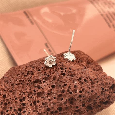 여행 코디템 추천 올 실버 925 제주에서 피어난 동백꽃 귀걸이 에이블리