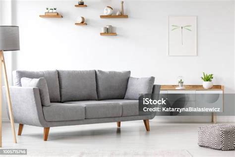 간단 하 고 회색 소파 옆 나무 선반에 장식으로 거실 인테리어에 흰색 찬 서 실제 사진 가구에 대한 스톡 사진 및 기타 이미지