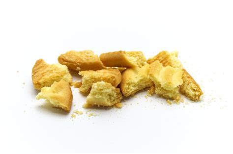 커피 크림으로 채워진 샌드위치 쿠키 바삭바삭한 맛있는 달콤한 식사와 흰색 배경에 유용한 쿠키의 일부 깨진 부스러기 0명에 대한 스톡 사진 및 기타 이미지 Istock