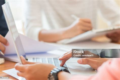 공동 작업 팀 회의 개념 비즈니스 사람들이 함께 사무실에서 문서 종이로 사용 디지털 태블릿 노트북 컴퓨터를 공부 하 고 일 토론 재정 및 마케팅 작업 장소에서 솔루션