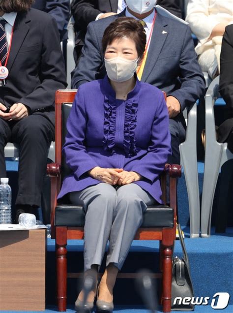 韩国新总统尹锡悦宣誓就职 朴槿惠文在寅同框现身荔枝网新闻
