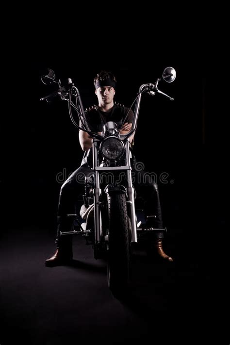 Сексуальный человек на мотоцикле Стоковое Изображение изображение насчитывающей мотоцикл