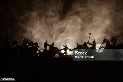 기병대와 보병 중세 전투 장면입니다 별도 개체로 인물의 실루엣 어두운 톤 안개 배경에 전사 사이 싸움 밤 장면입니다 The Crusades에 대한 스톡 사진 및 기타 이미지