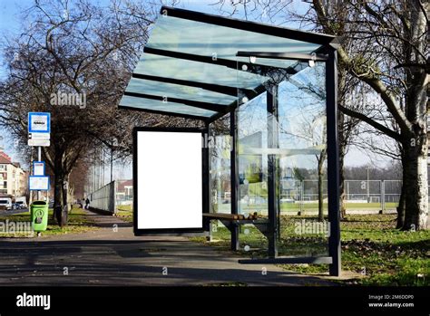 Abri De Bus Avec Panneau Publicitaire De Visionneuse Arrière Plan De