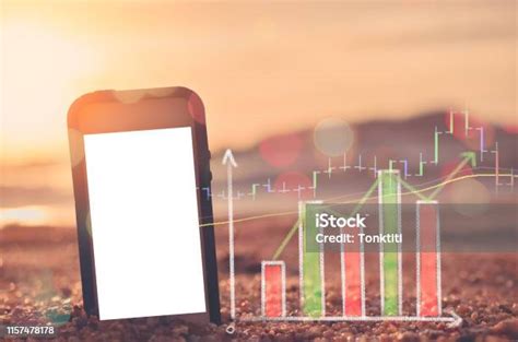 비즈니스 경제 기술과 자유 상인 작업 개념 모래 일몰 해변 더블 노출 그래프 돈 주식 통화 보케 배경에 스마트 폰을 닫습니다 빈티지 톤 필터 색상 스타일 금융에 대한 스톡