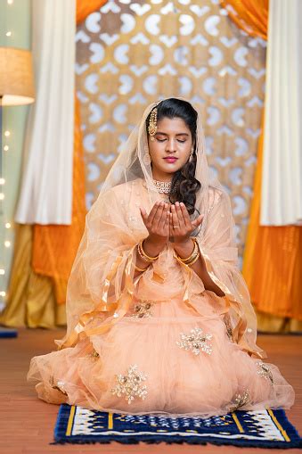 집에서 라마단 축제 기간 동안 나마즈나 살라를 하며 기도하는 인도 무슬림 여성의 수직 샷 인도 문화 민족 의상 및 종교 예배의 개념 30 39세에 대한 스톡 사진 및 기타