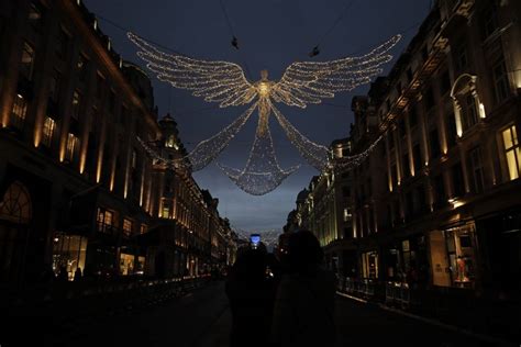英国摄政街圣诞亮灯 华丽天使灯饰璀璨夺目 搜狐大视野 搜狐新闻
