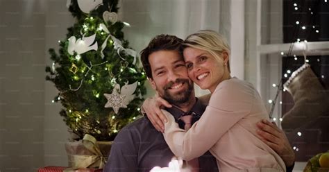 크리스마스를 축하하는 테이블에 실내에 앉아 포옹하는 행복한 커플의 전면 모습 사진 Unsplash의 남편과 아내 이미지