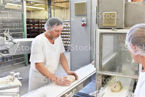 대형 빵집에서 노동자 조립 라인에 빵집 제품의 산업 생산 건강한 식생활에 대한 스톡 사진 및 기타 이미지 건강한 식생활 공장 산업 건물 남자 Istock