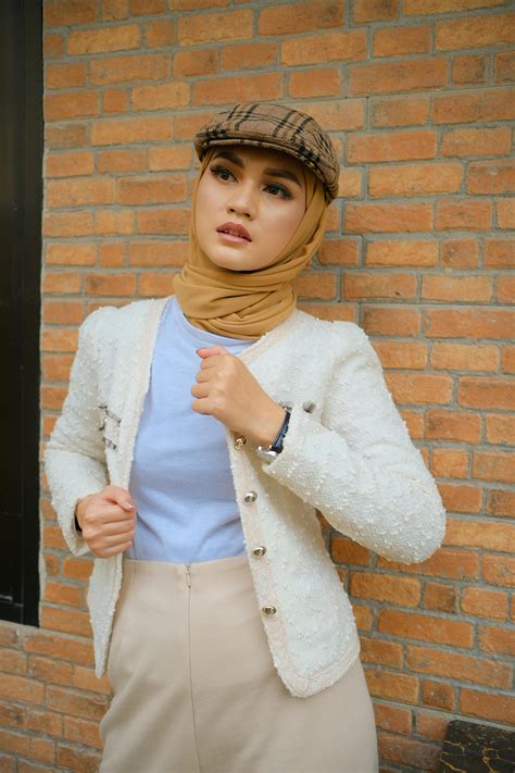 가벼운 거리 스타일 거리 패션 기댄 도시 배경 도시 설정 도시 패션 도시의 매우 복잡한 멀리보고 모델 모자 무슬림 베레모 베레모 모자 베이지 색