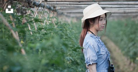 파란색 데님 재킷과 흰색 모자를 쓴 여자가 낮 동안 푸른 잔디밭에 서 있다 사진 Unsplash의 무료 사람의 이미지