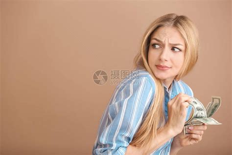 贪婪的年轻女子有钱高清图片下载 正版图片504560426 摄图网 贪婪的年轻女子有钱高清图片下载 正版图片504560426 摄图网