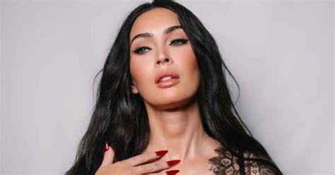 Megan Foxs Thumbs Spark Online Obsession—heres How The Actress