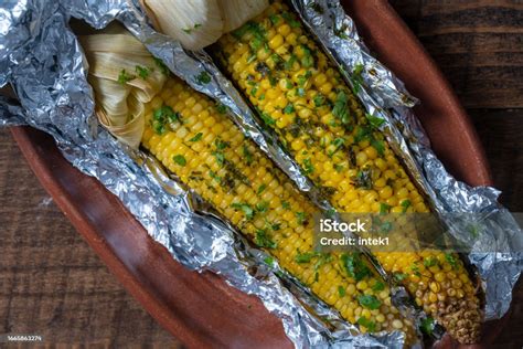 갈색 나무 테이블에 버터 마늘 칠리 파슬리 및 바다 소금으로 호일에 구운 맛있는 옥수수 위쪽 보기 복사 공간 0명에 대한 스톡 사진 및 기타 이미지 Istock