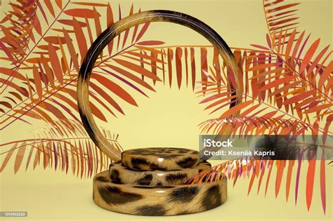 열대 파스텔 옐로우 배경에 3d 표범 프린트 받침대 연단 이국적인 오렌지 야자 수 잎 그림자 0명에 대한 스톡 사진 및 기타 이미지 Istock