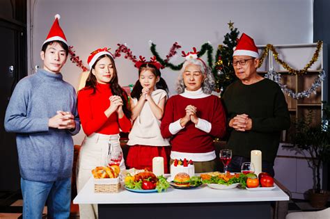 사랑하는 가족이 부모 자녀 조부모와 함께 크리스마스 파티를 위해 집에 모입니다 그들은 크리스마스와 새해를 기쁜 마음으로 축하하며 포도주 음식 음료를 나누고 선물을 교환한다