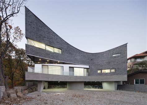 the curving house by joho architecture