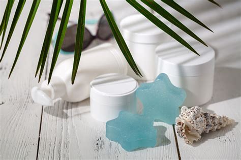 화장품 병 용기 녹색 허브 잎 브랜딩 모형 자연 유기 미용 제품 개념에 대 한 빈 레이블 패키지 건강관리와 의술에 대한 스톡