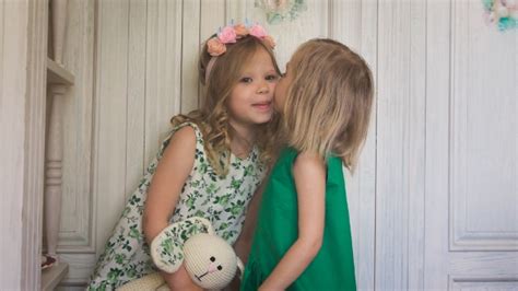 Dos Lindas Lesbianas Rubias En Acción Chicas Desnudas Y Sus Coños