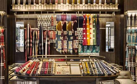 ایده های جذاب برای دکوراسیون مغازه شال و روسری رگال خاص