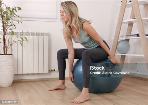 여성을위한 필라테스 운동 물리 치료 피트니스 볼 밸런스 및 호흡 운동을 가진 여성 운동 골반 저에 대한 스톡 사진 및 기타 이미지 Istock
