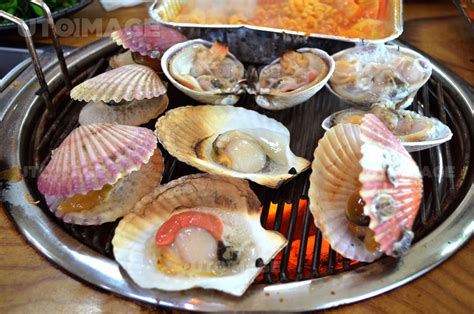 유토이미지 석쇠 불판에서 굽고 있는 가리비 조개구이