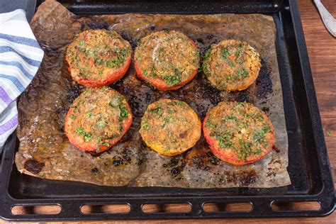 프로방스 토마토 베이킹 시트에 구운 빵 부스러기 허브 및 양파를 뿌린 토마토반의 요리 준비 건강한 생활방식에 대한 스톡 사진 및 기타 이미지 Istock