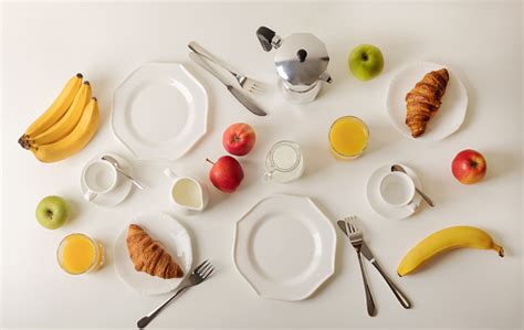 아침 식사 시간입니다 크루아상 오렌지 주스 잼 꿀 크림 또는 우유와 커피입니다 과일바나나 빨간색과 녹색 사과입니다 과일에 대한