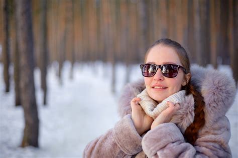 모피 코트와 선글라스를 착용 한 아름다운 여성인 겨울 숲 눈이 내리고 있습니다 그녀는 겨울에 행복합니다 미소 겨울 공원 겨울 숲 35 39세에 대한 스톡 사진 및 기타