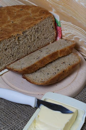 갓 구운 빵 빵 조각을 자르고 도마 위에 놓습니다 버터와 칼을 곁들인 카니발입니다 표면은 린넨으로 덮여 있습니다 건강한 식생활에 대한 스톡 사진 및 기타 이미지 Istock