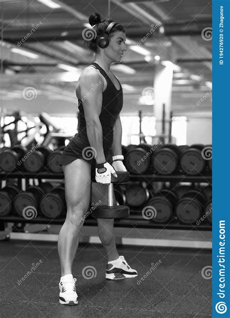 Gimnasia Joven En El Gimnasio Haciendo Ejercicios Foto De Archivo Imagen De Adulto Plano