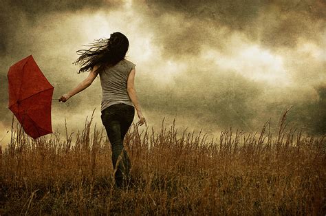 Фото Девушка с красным зонтом