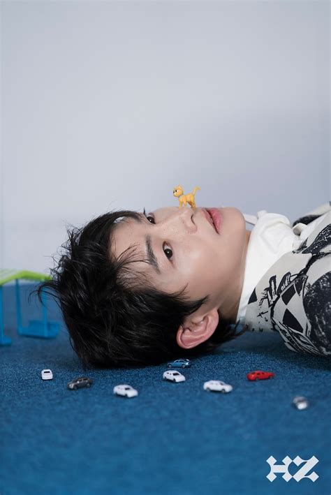 송중기 ♥케이티 반하게 한 섹시미 예비아빠의 수줍은 복근 노출 Pickcon