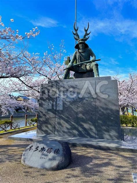 春の桑名城址 藩主本多忠勝像九華公園 No 25784083写真素材なら写真AC無料フリーダウンロードOK