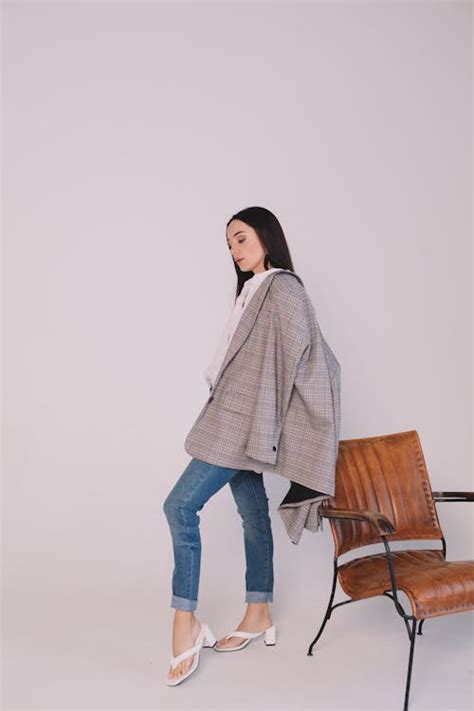 실내 모델링 미니멀리스트 봄 패션 블레이저 사람 사진 촬영 샌들 서 있는 성인 세련된 의류 수직 쐈어 스타일 시크한 여성 여성스러운 스타일