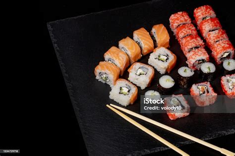 검은 슬레이트 배경 음식 생선 필라델피아 일본 연어 맛있는 초밥 오이 식사 전통 와사비 신선한 건강 미식가 원시 요리에 초밥 롤 세트 0명에 대한 스톡 사진 및 기타 이미지