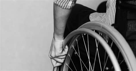 교통사고로 하반신 마비가 된 여자가 가장 먼저 생각한 것 1일 1교양